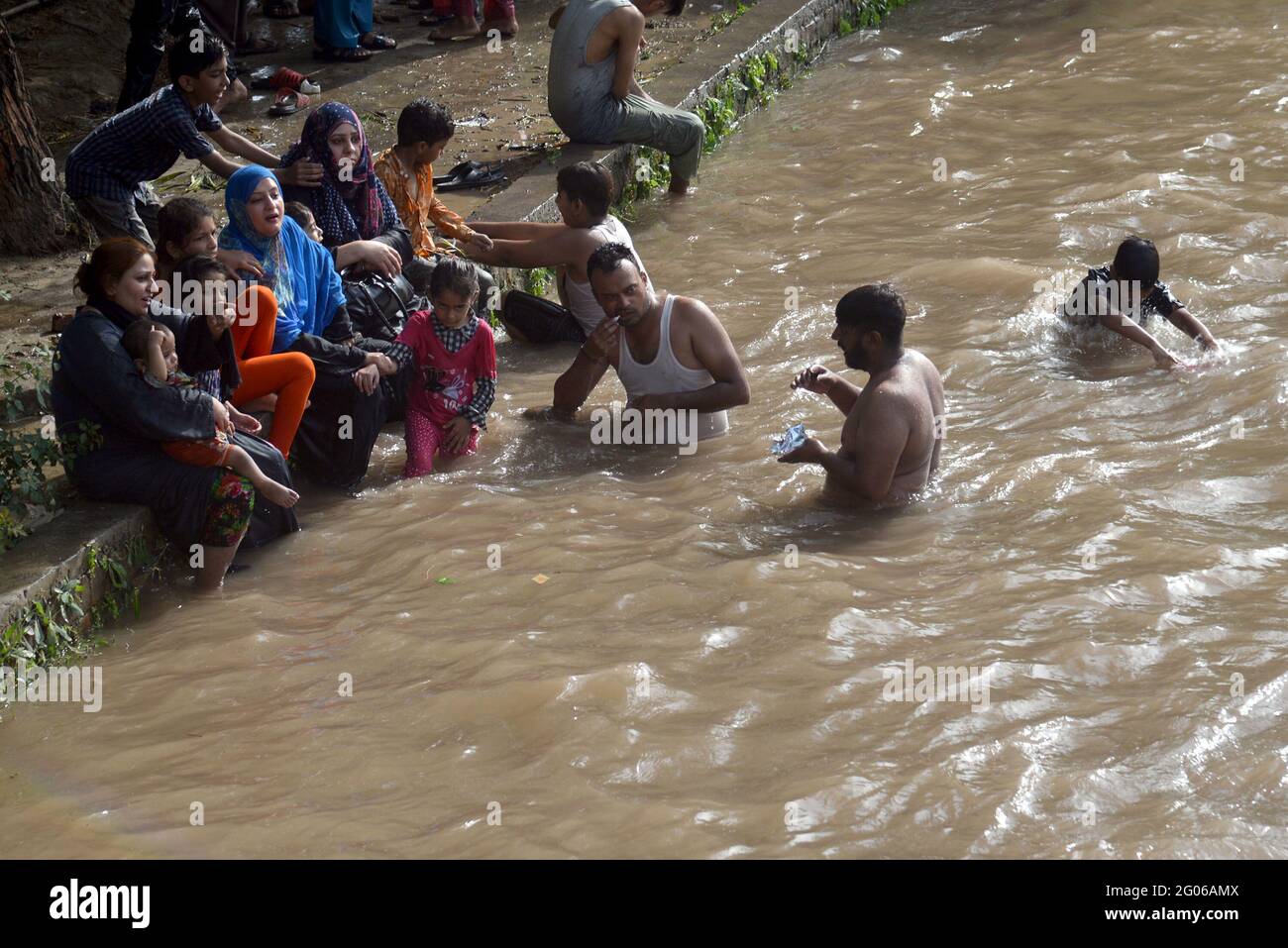 People taking bath hi-res stock photography and images - Alamy