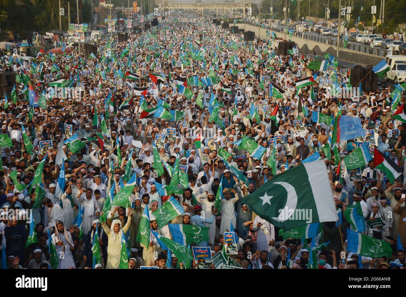 Pakistani religious group hi-res stock photography and images - Alamy