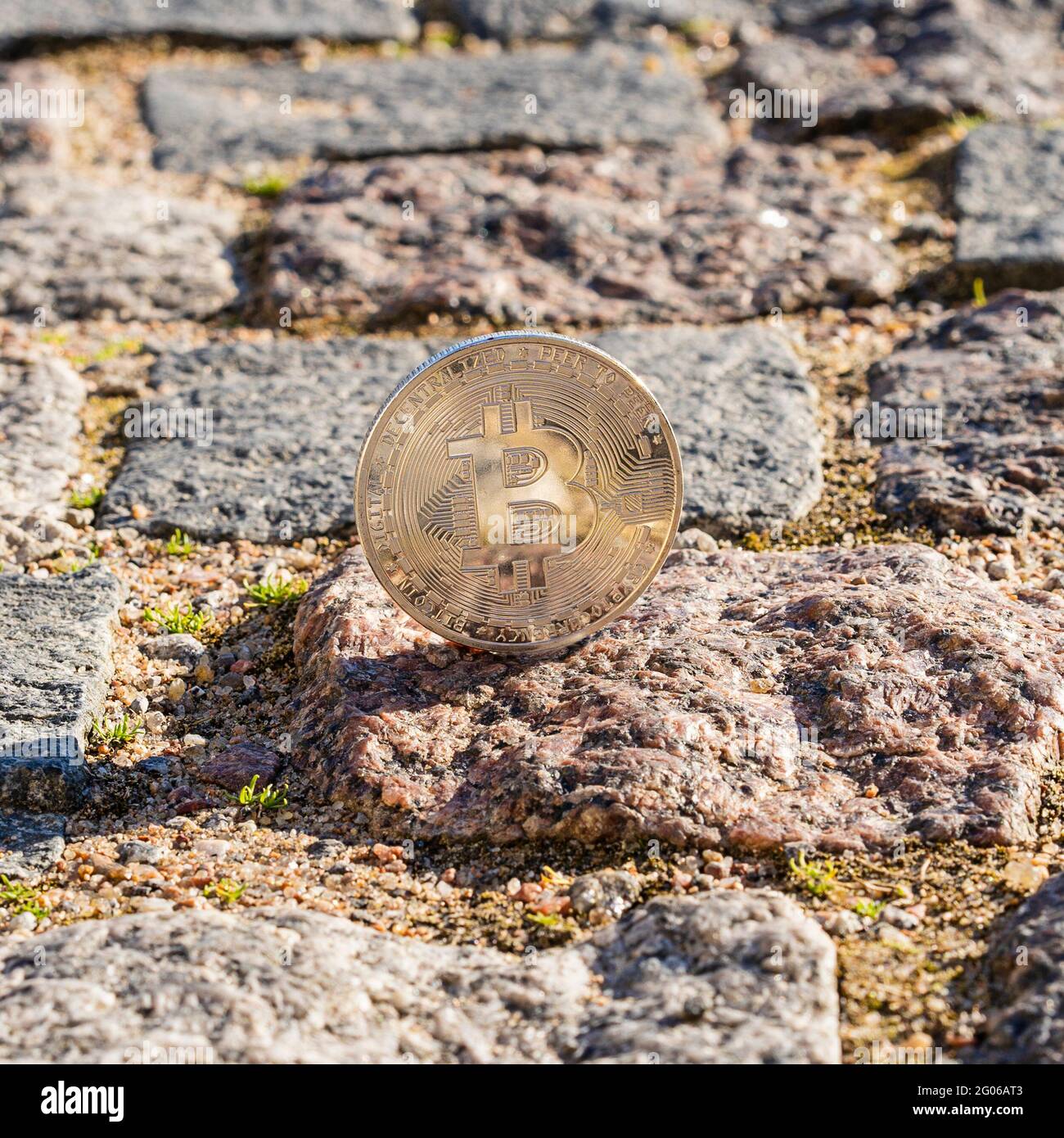 Cryptocurrency symbol hi-res stock photography and images - Alamy