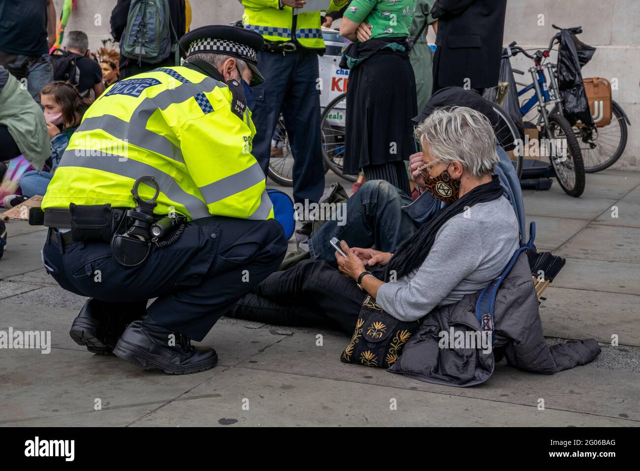 Police officers talking people hi-res stock photography and images - Alamy