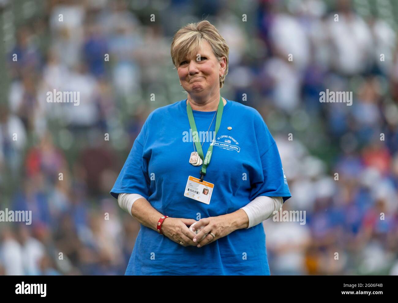 Pam Toppen, the mother of Pfc. Aaron Toppen, is honored by the Cubs on ...