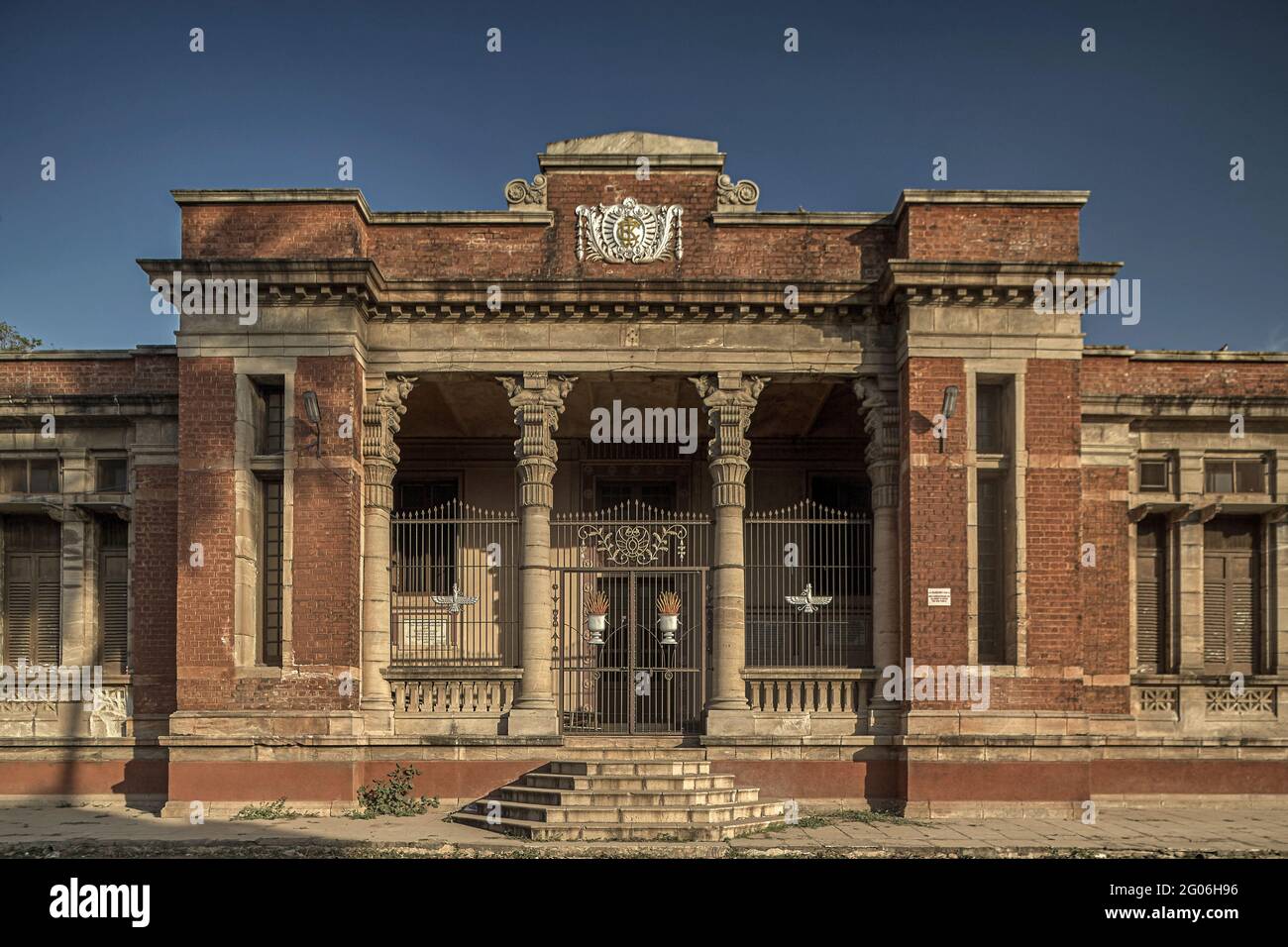 27 Nov 2006- Zoroastrian fire temple-Parsi Agyari at Baroda Now ...