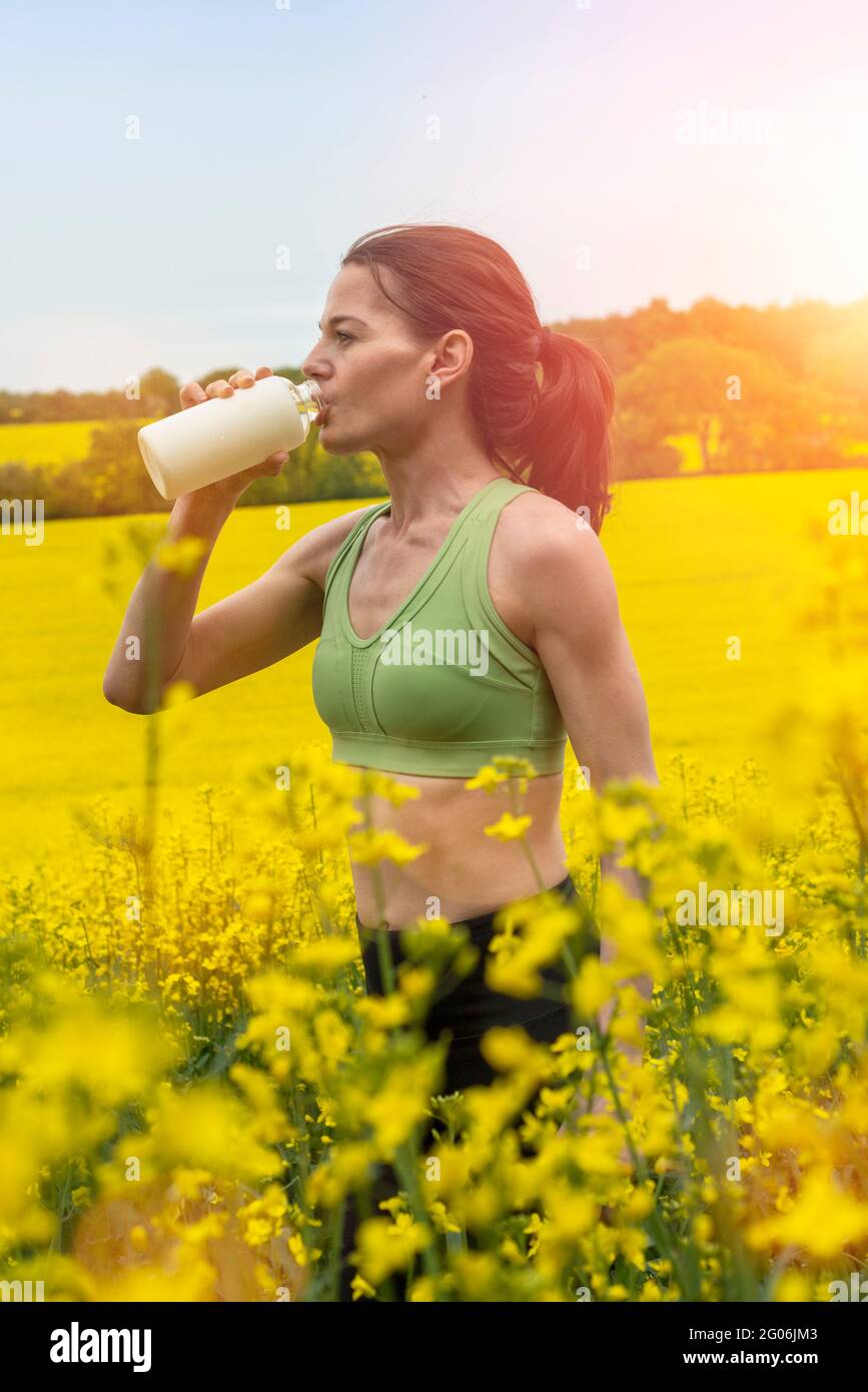 Female runner drinking water hi-res stock photography and images - Alamy