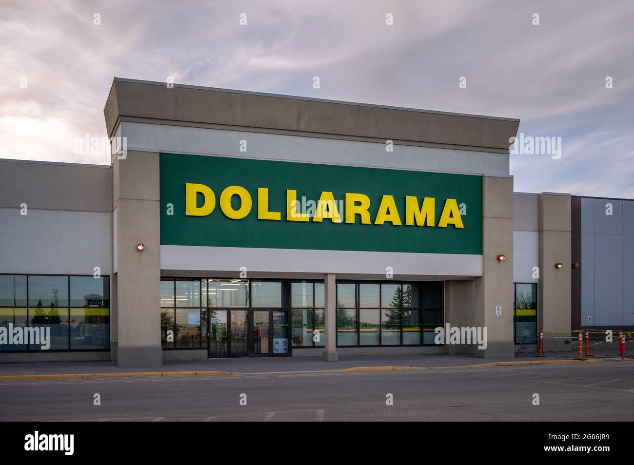 Dollarama logo hi-res stock photography and images - Alamy