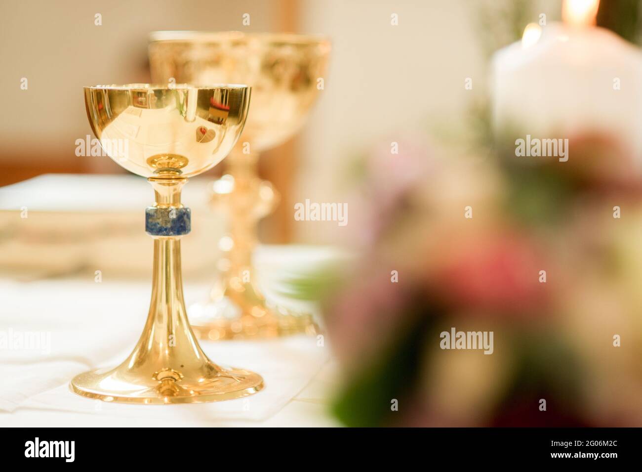 Altar chalice hi-res stock photography and images - Alamy