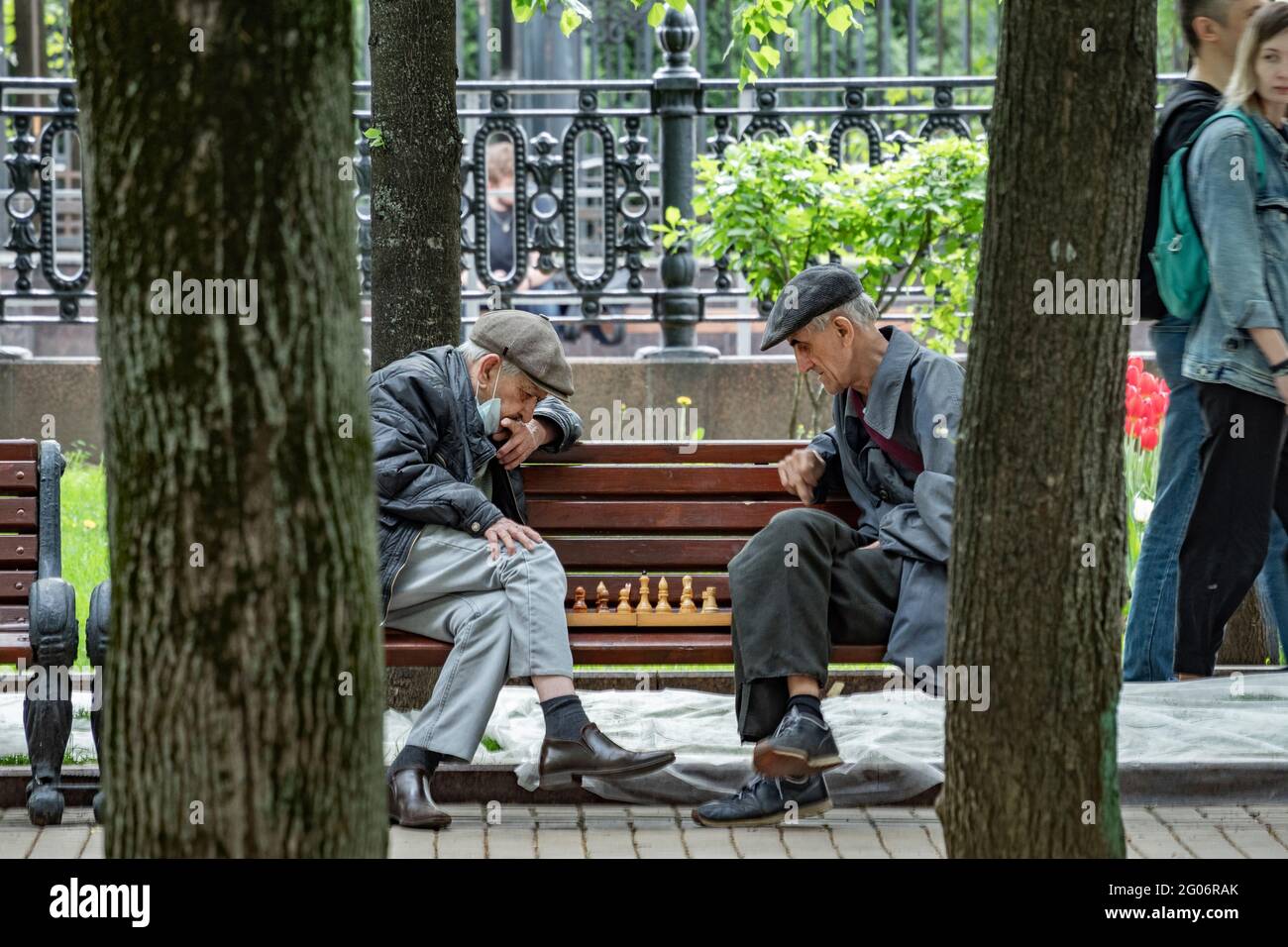 Russia, Moscow. Men playing chess in a park Stock Photo - Alamy