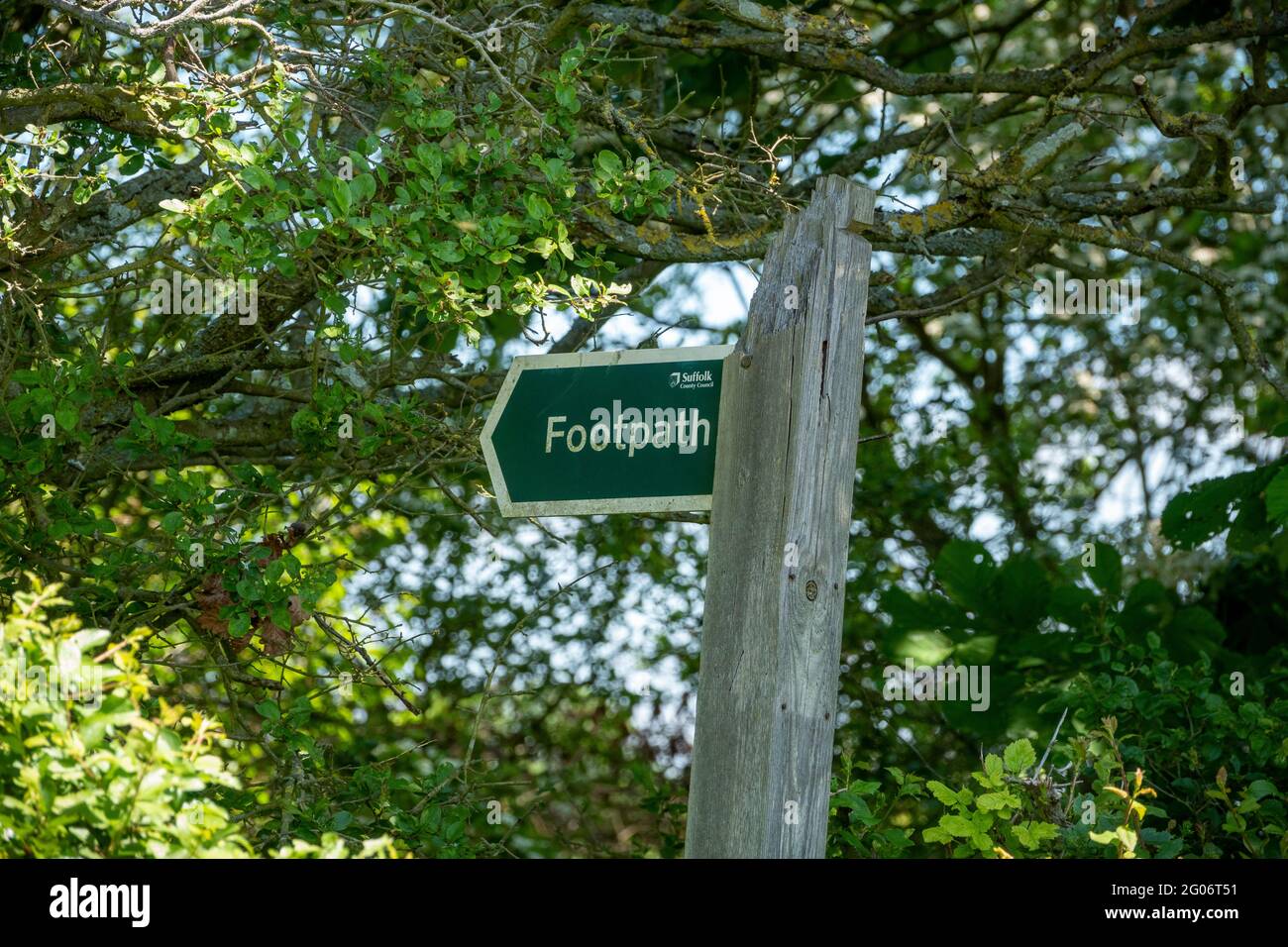 Footpath direction sign hi-res stock photography and images - Alamy