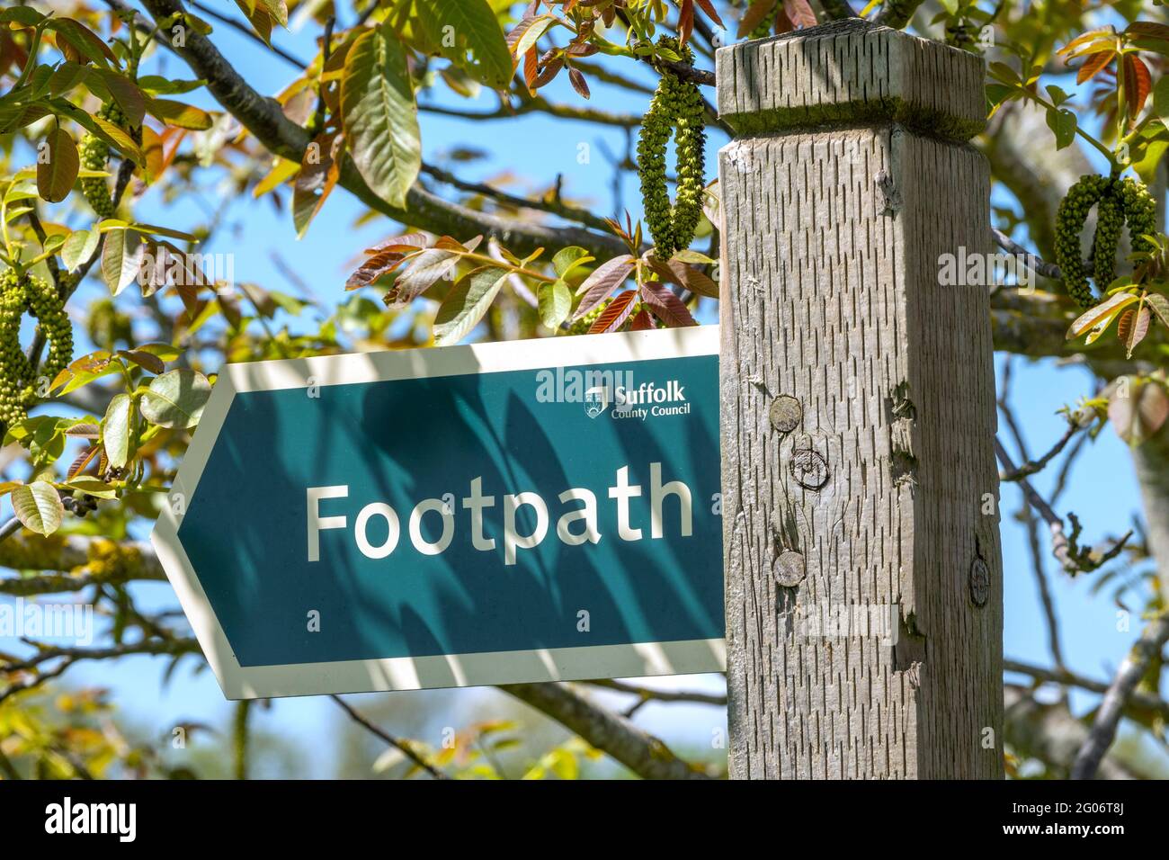 Public footpath sign in rural setting Stock Photo - Alamy