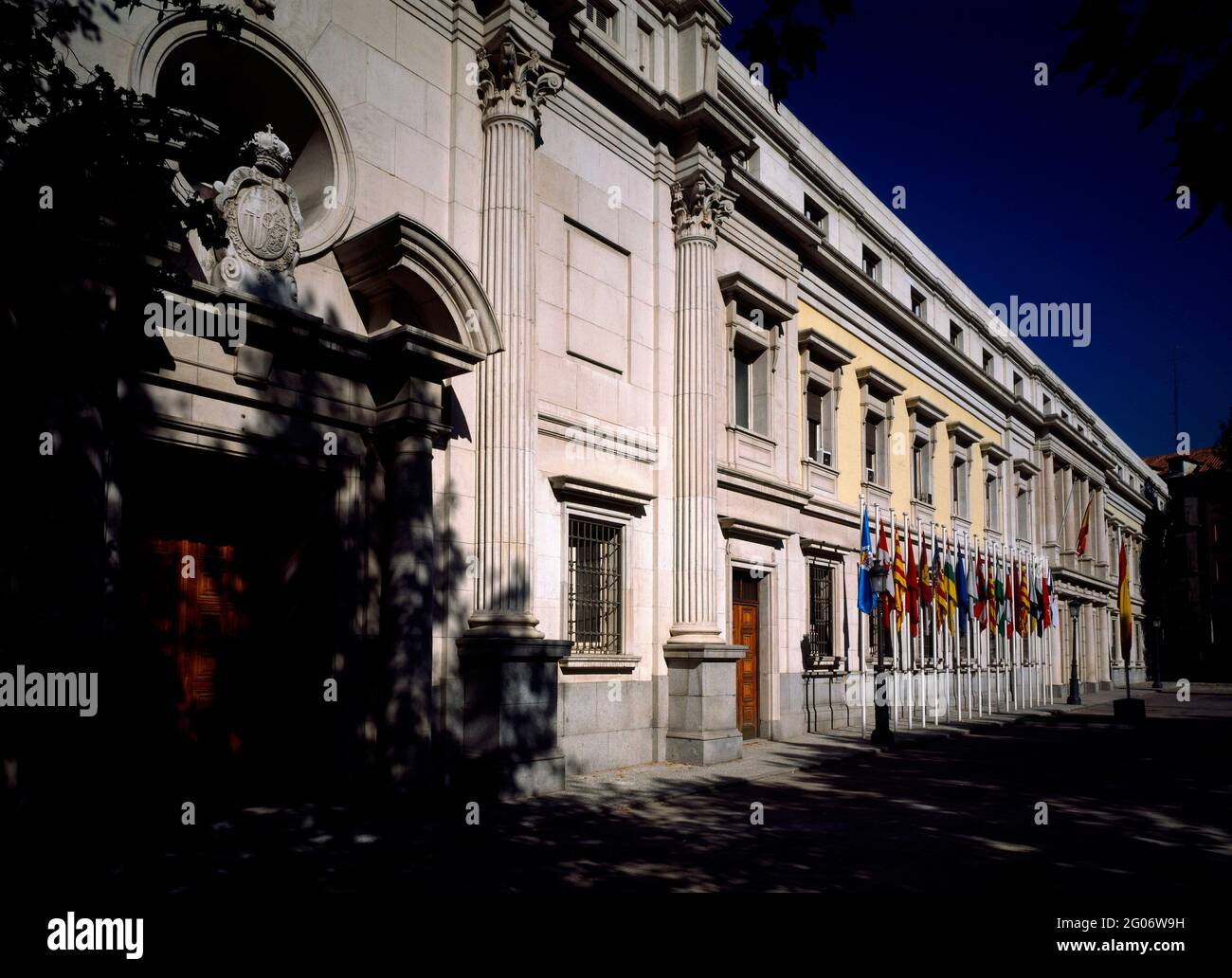 DETALLE DE LA FACHADA DEL PALACIO DEL SENADO CON BANDERAS AUTONOMICAS ...