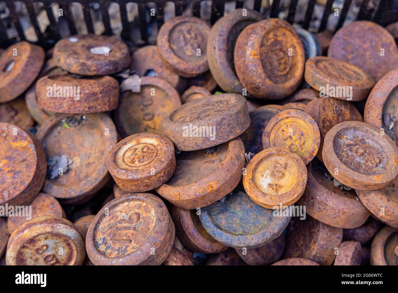 Old fashioned weights hi-res stock photography and images - Alamy