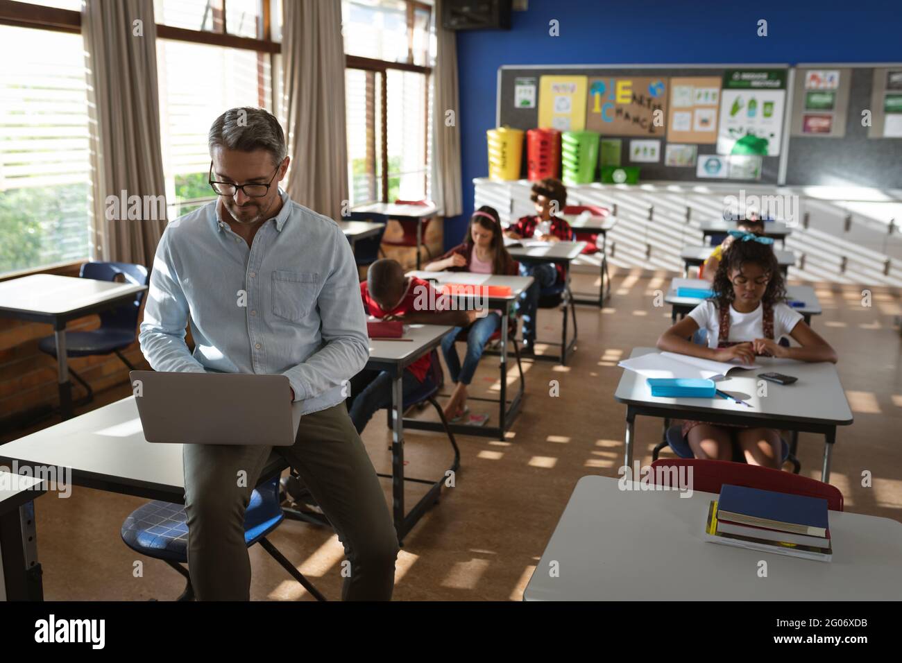 Teacher and blackboard and class hi-res stock photography and images ...