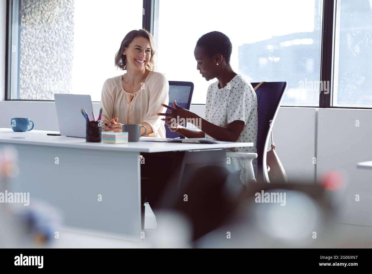 Smiling two people talking hi-res stock photography and images - Alamy