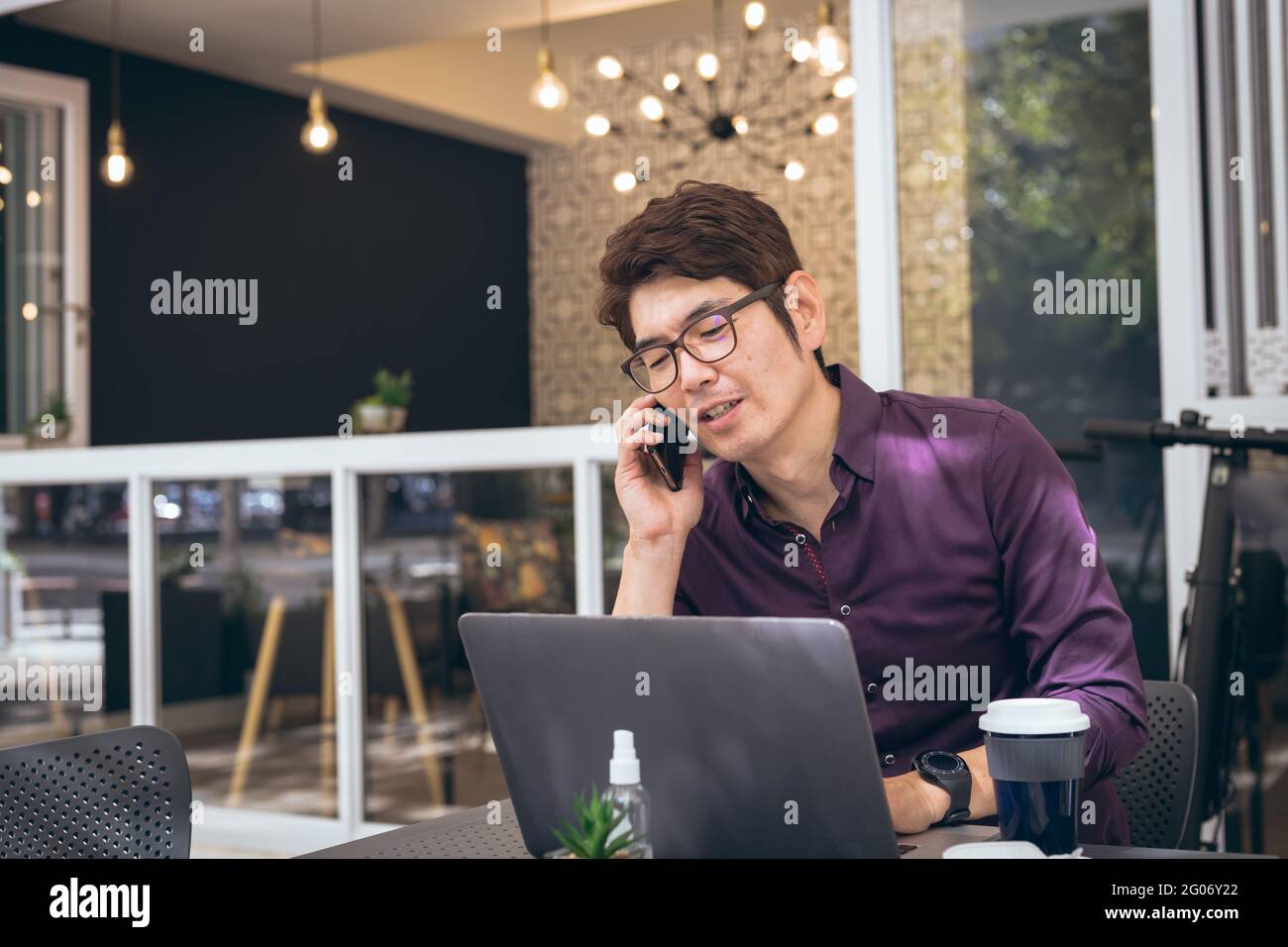 Using laptop computer hotel lobby hi-res stock photography and images ...