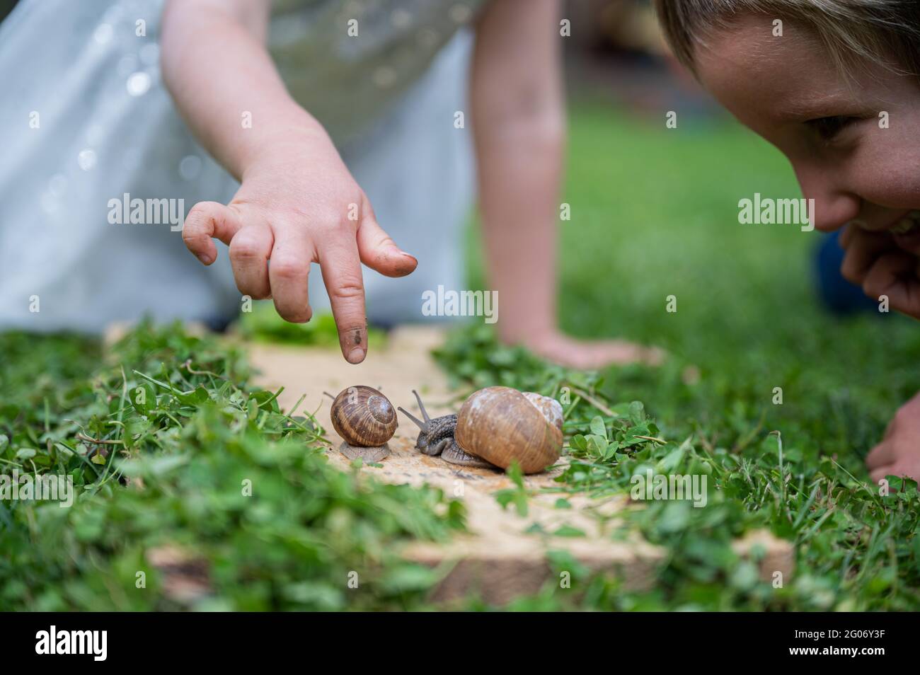 Kids snails hi-res stock photography and images - Alamy