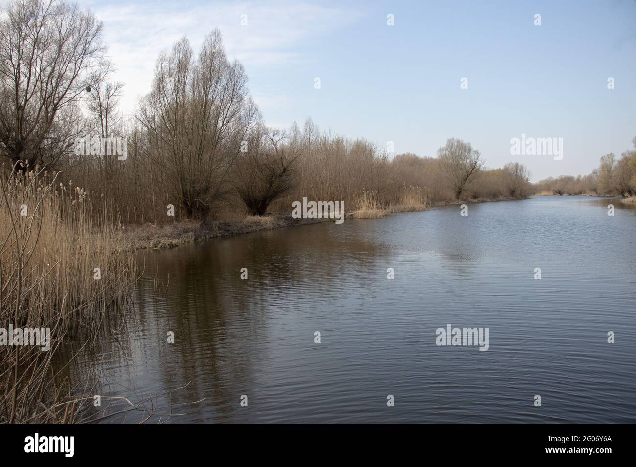 Lakes riverbank hi-res stock photography and images - Alamy