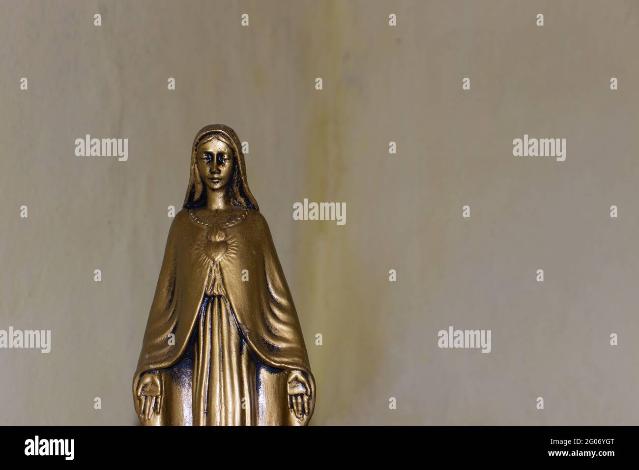 Bronze statue of the virgin mary hi-res stock photography and images ...