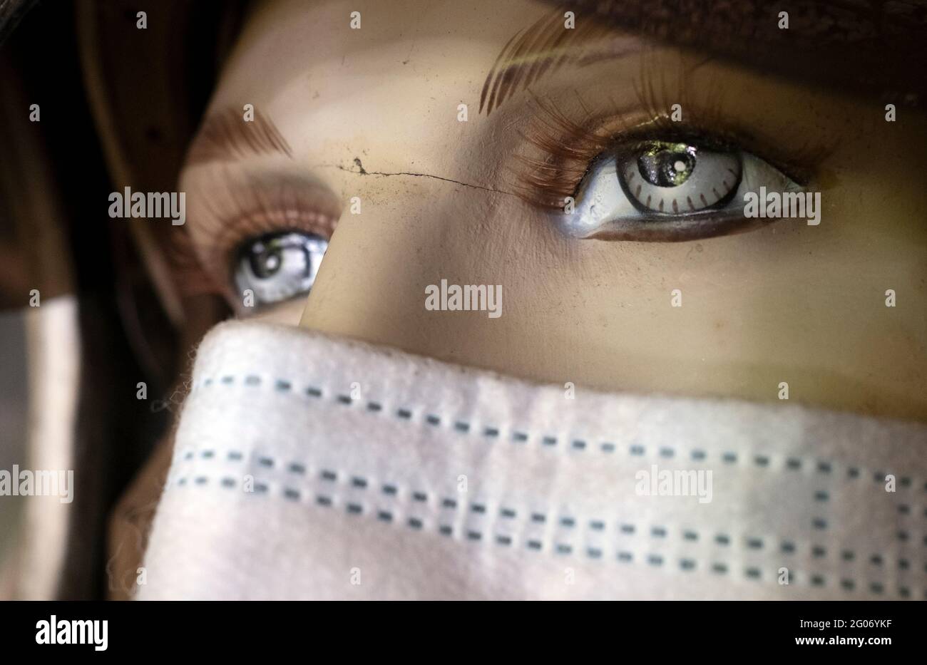 Human dummy eyes open hi-res stock photography and images - Alamy