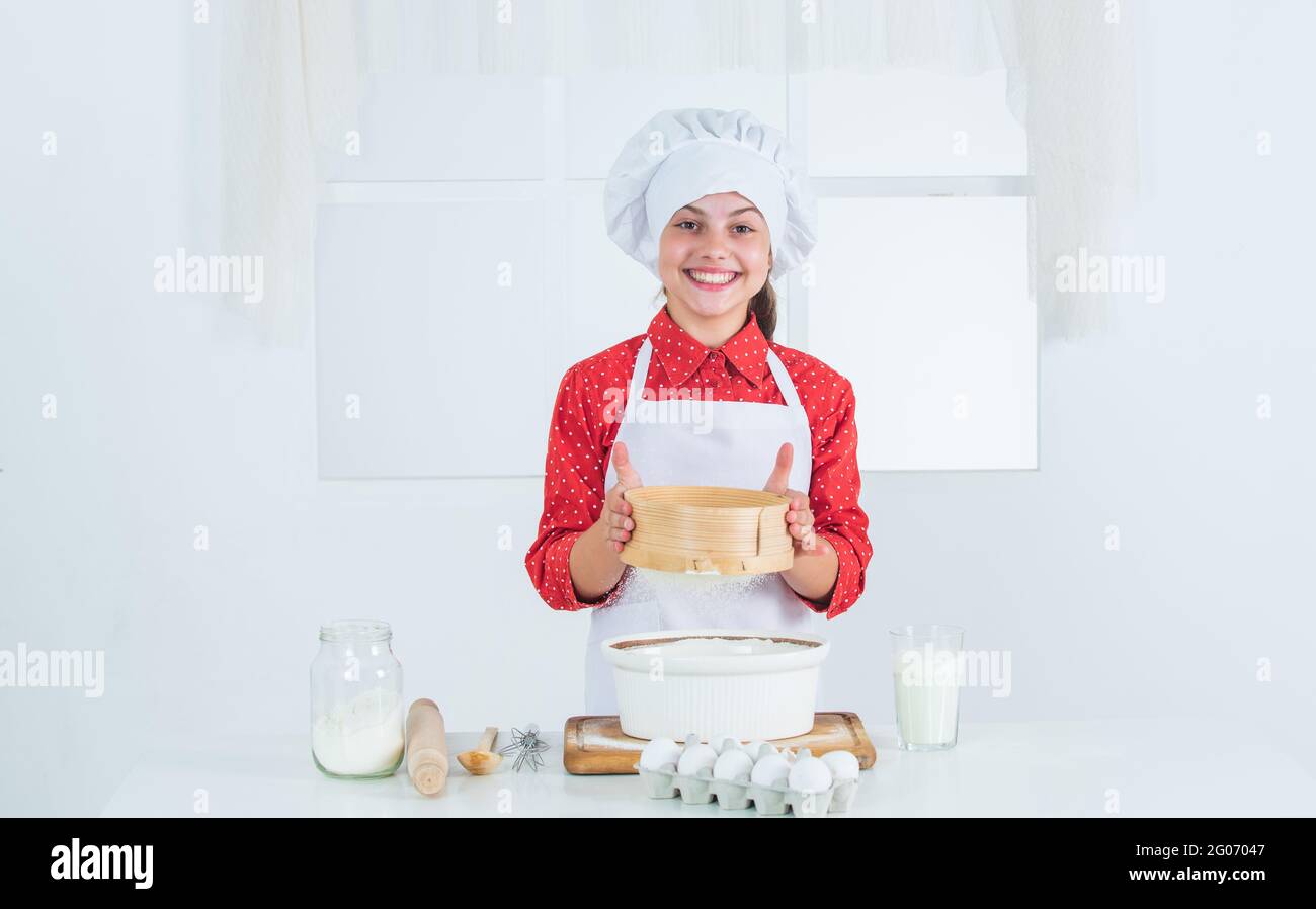 Teen teenage pastry cook hi-res stock photography and images - Alamy