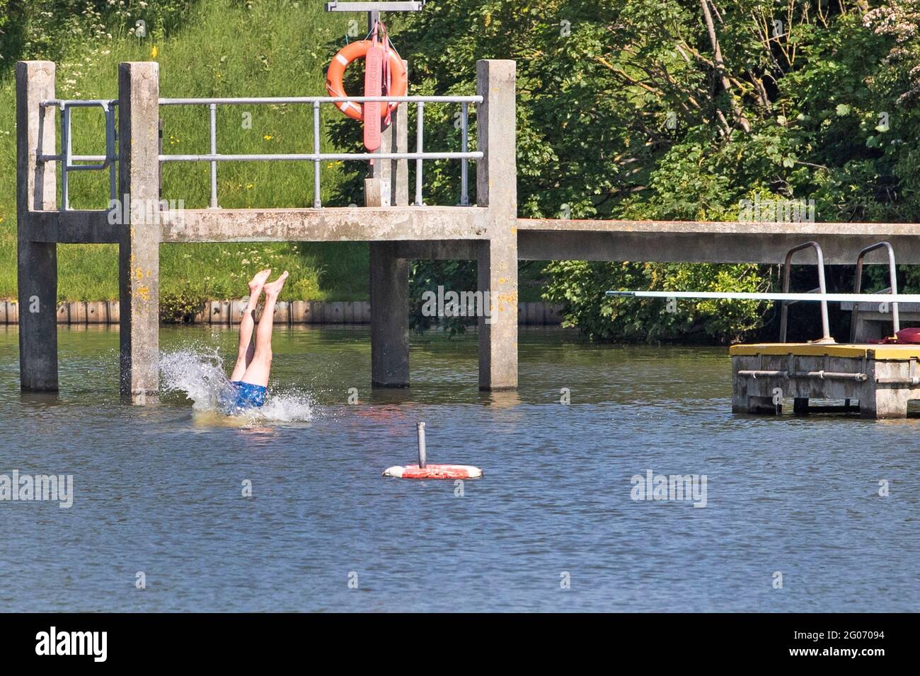 Hampstead pond dive hi-res stock photography and images - Alamy