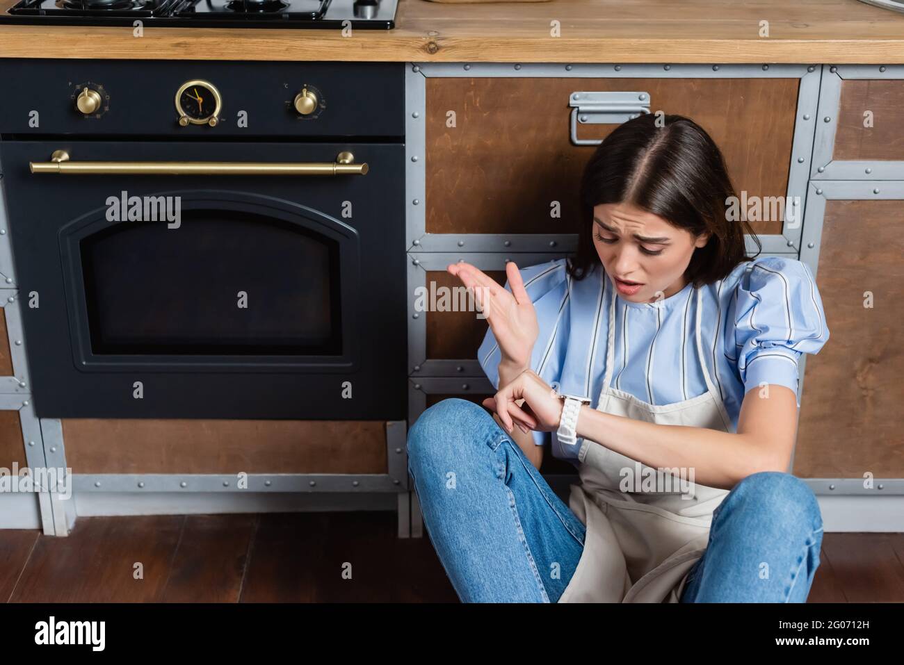 Confused woman cooking hi-res stock photography and images - Alamy