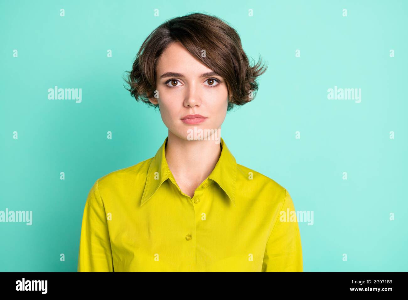 Photo portrait of serious woman in green shirt with bob hairstyle ...