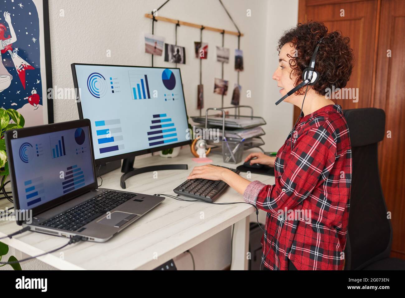 Stand up desk hi-res stock photography and images - Alamy