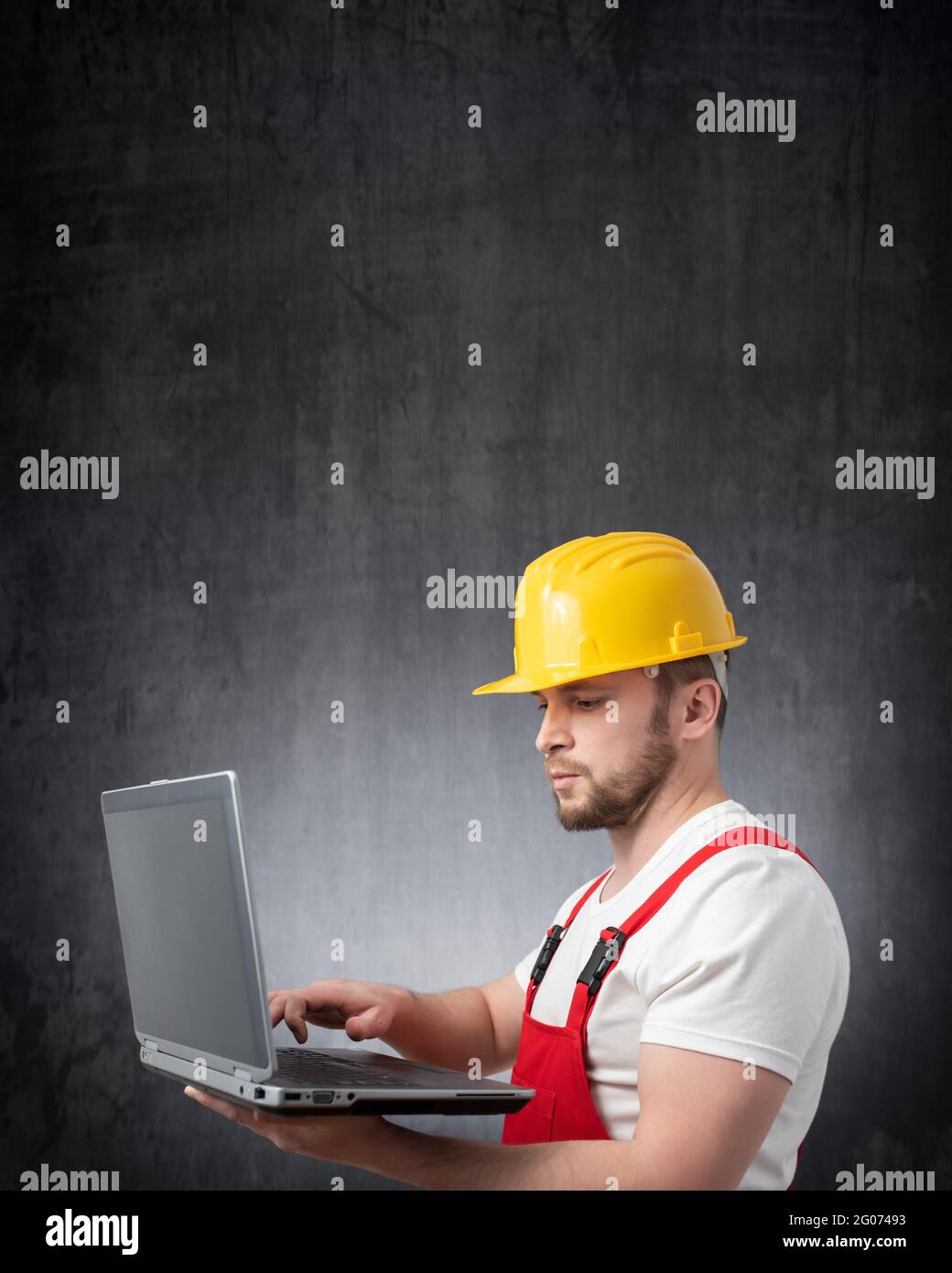 Construction worker with his laptop Stock Photo - Alamy