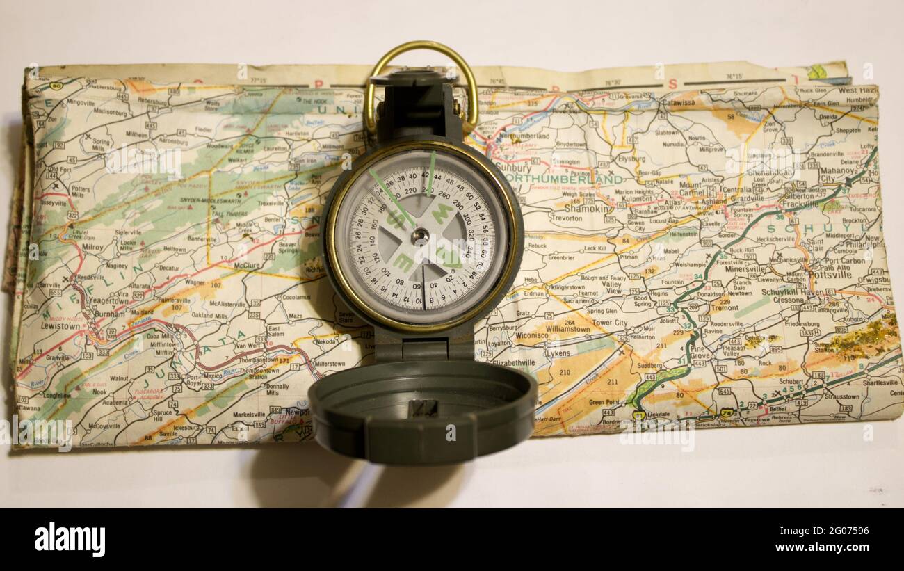 Road map compass hi-res stock photography and images - Alamy