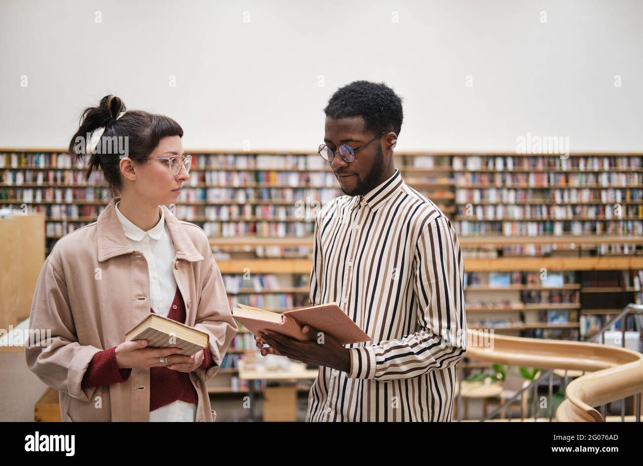 African couple reading books hi-res stock photography and images - Alamy