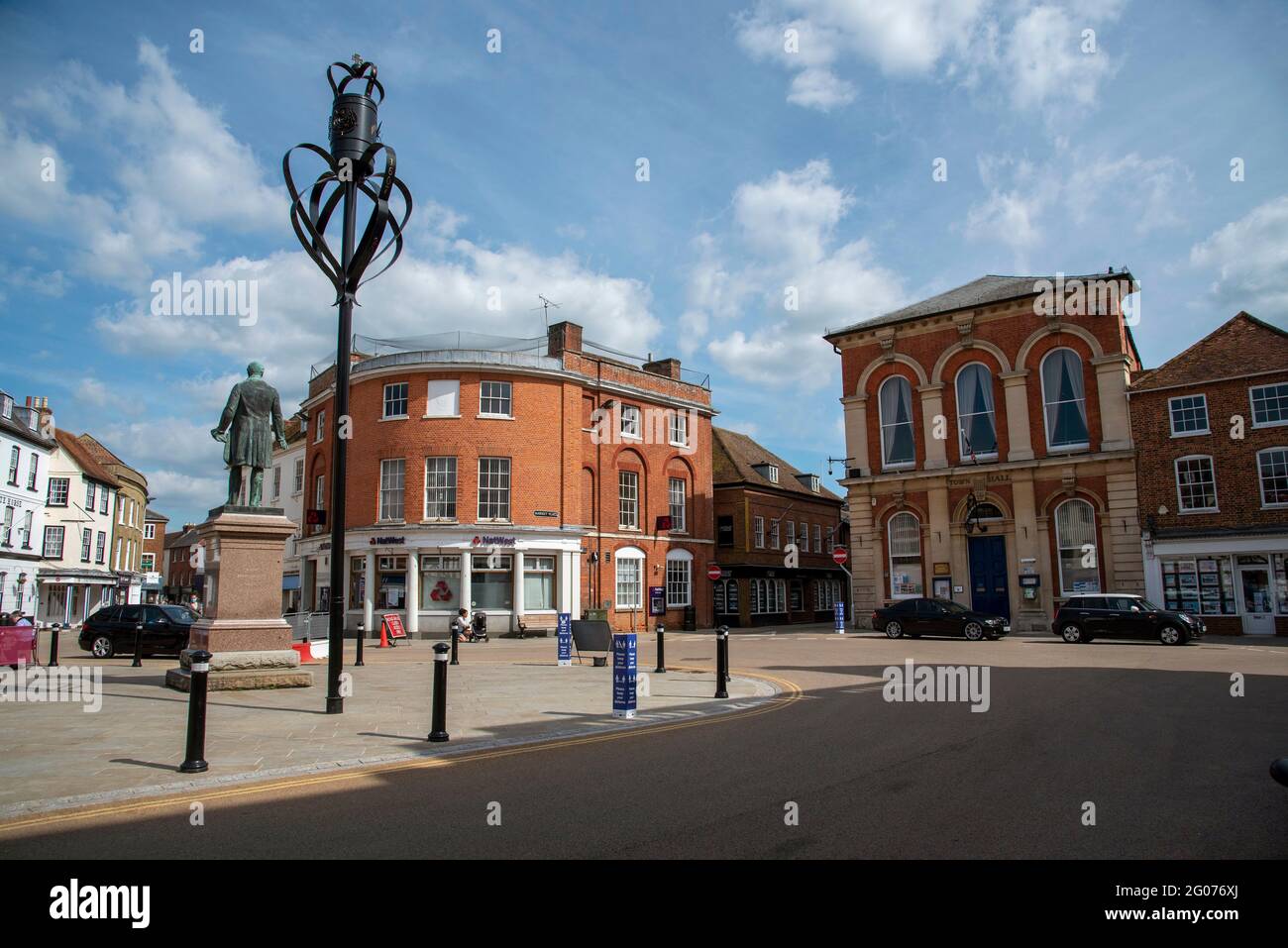 Romsey, Hampshire, England, UK. 2021. Market Place and statue of Lord ...