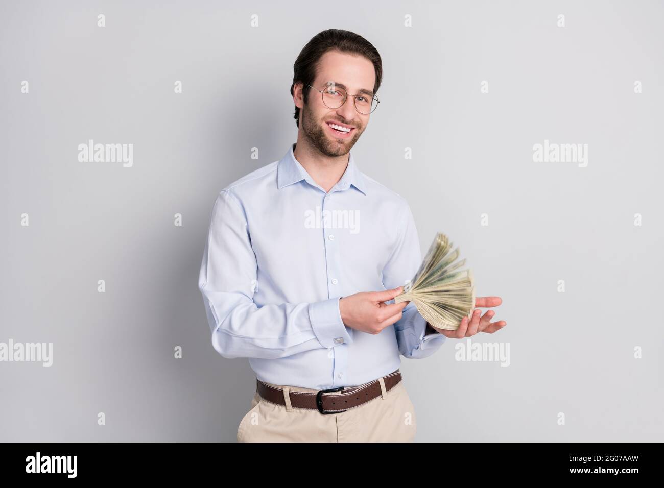 Photo portrait businessman wearing formalwear keeping dollar banknotes ...