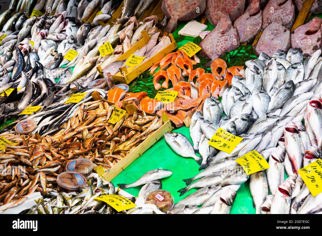 Fish showcase with diversity of fresh marine products on market Stock ...