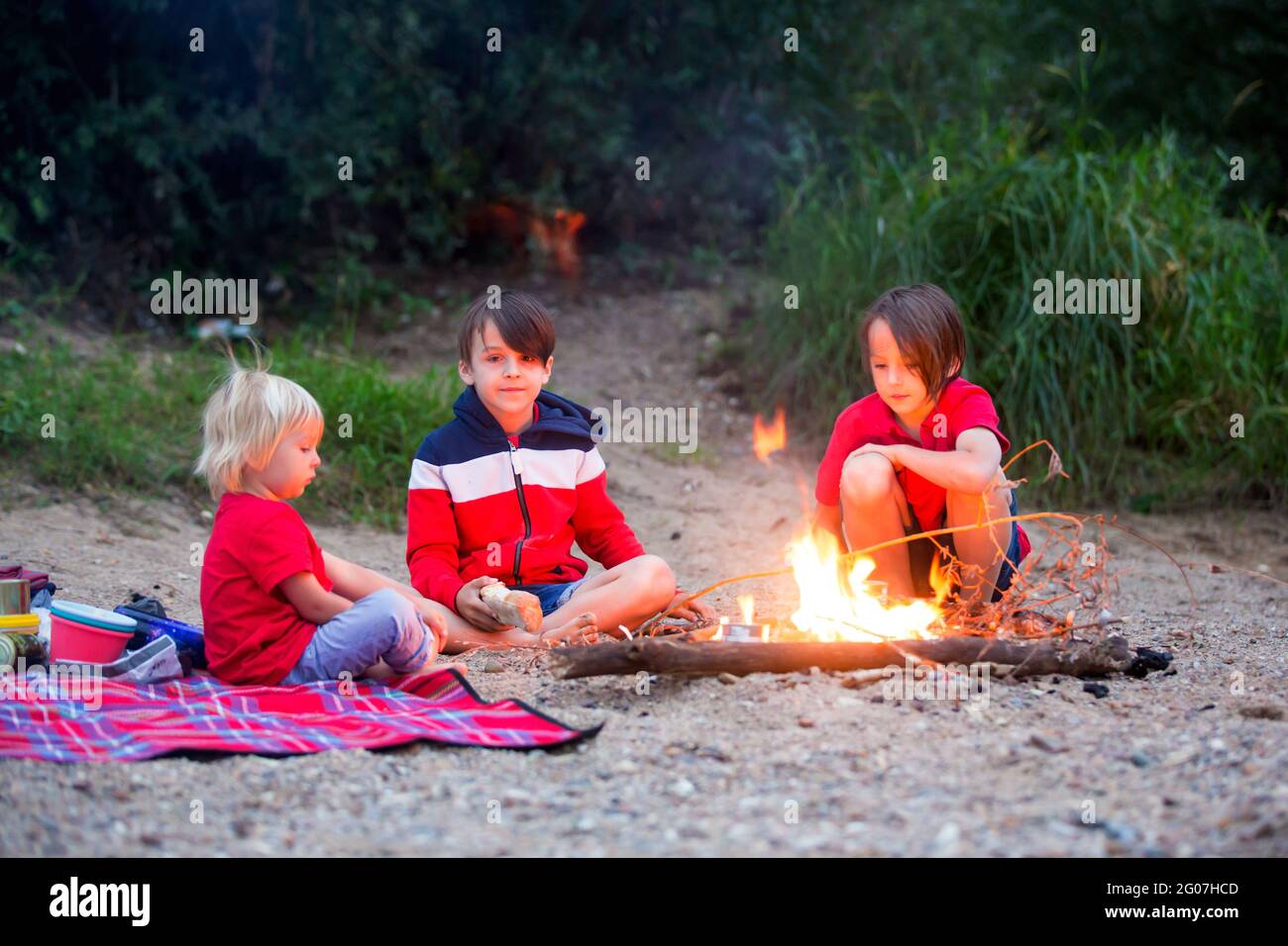 Family having picnic campfire hi-res stock photography and images - Alamy
