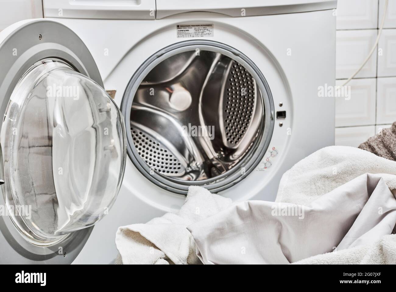Open door washing machine hi-res stock photography and images - Alamy