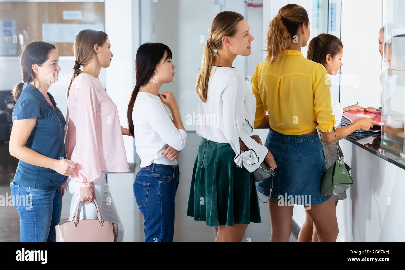 College reception desk hi-res stock photography and images - Alamy