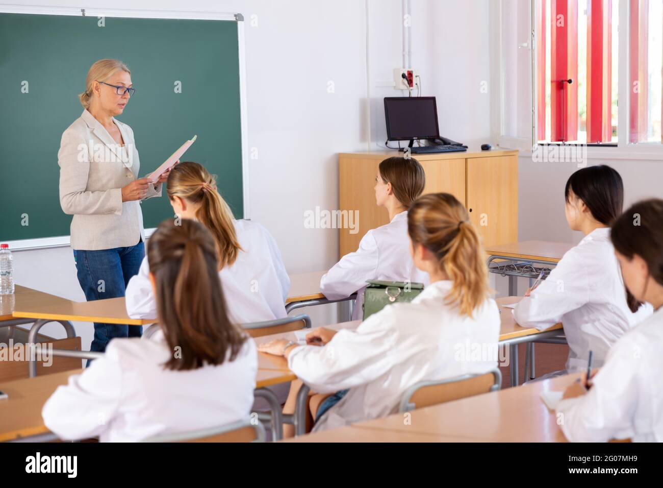 Teacher lecturing to medical students Stock Photo - Alamy