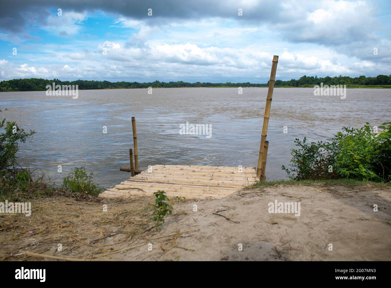 Rainy season riverside people of bangladesh hi-res stock photography ...