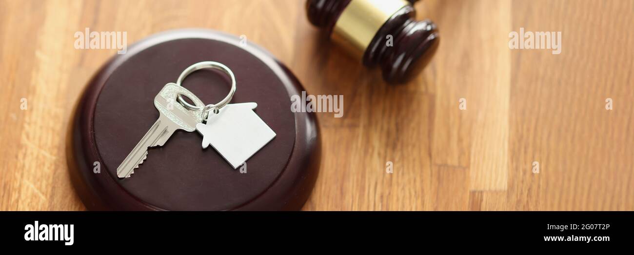 Judges wooden gavel and house keys lying on table Stock Photo - Alamy