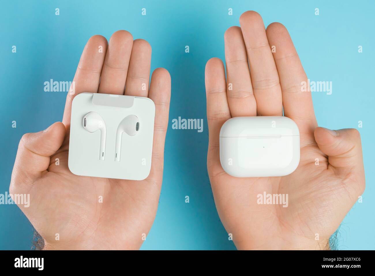 Airpods pro music hi-res stock photography and images - Alamy