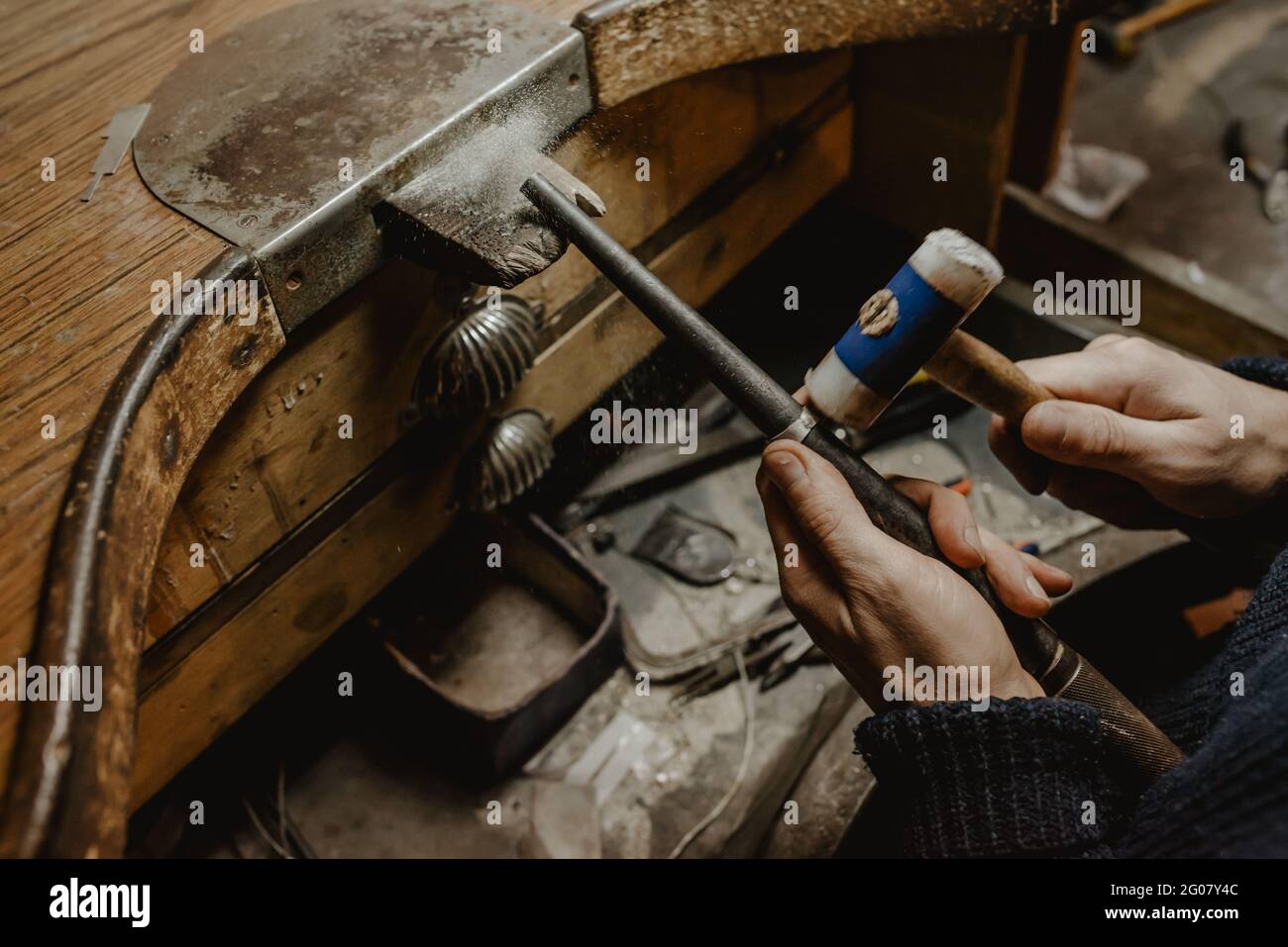 Expanding metal hi-res stock photography and images - Alamy