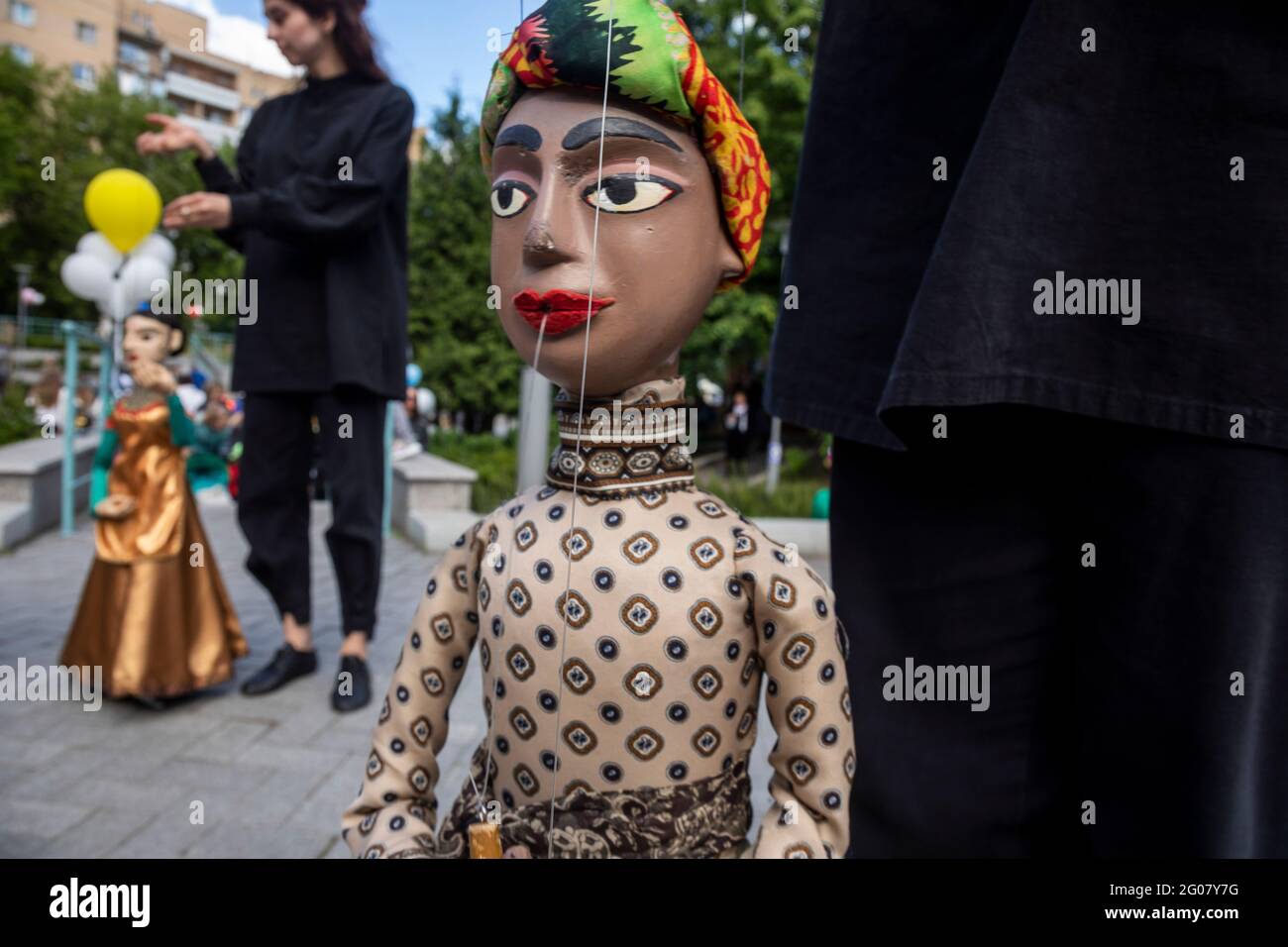 Moscow, Russia. 1st June, 2021 Actors show visitors theatrical puppets ...