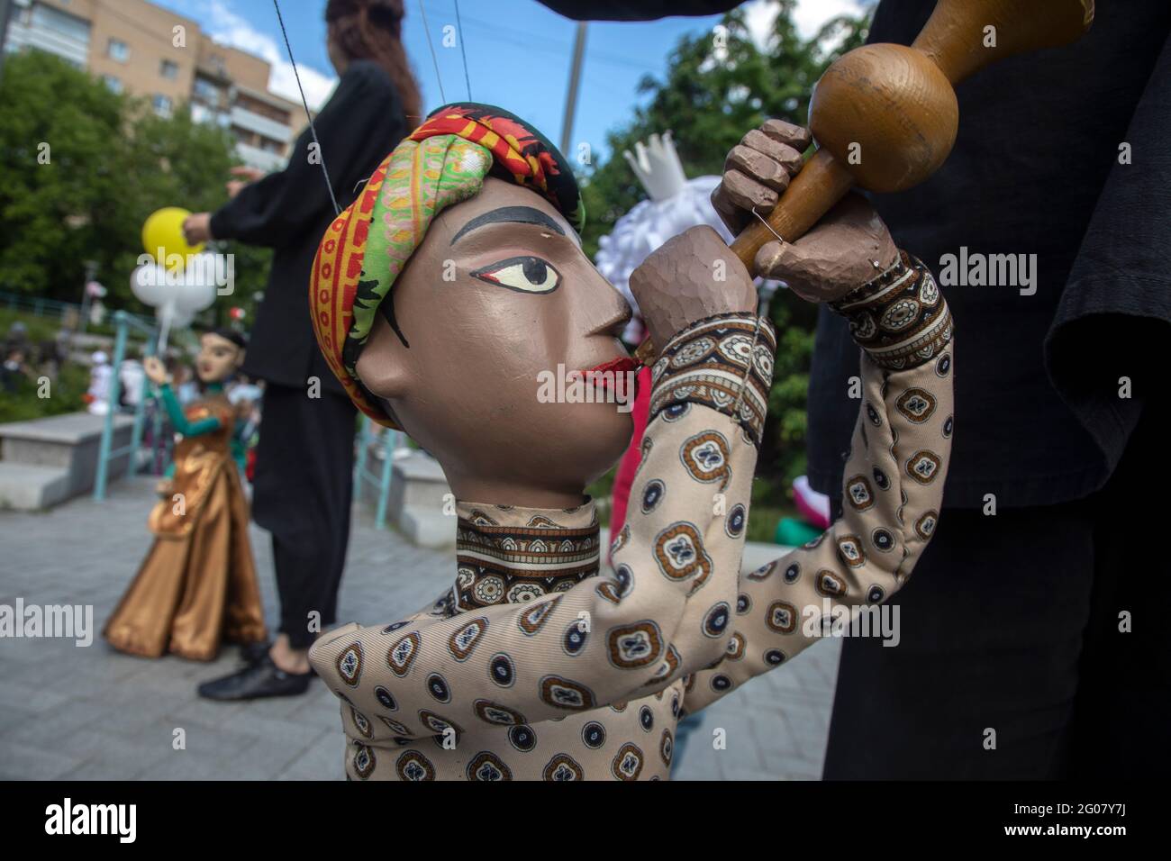 Moscow, Russia. 1st June, 2021 Actors show visitors theatrical puppets ...