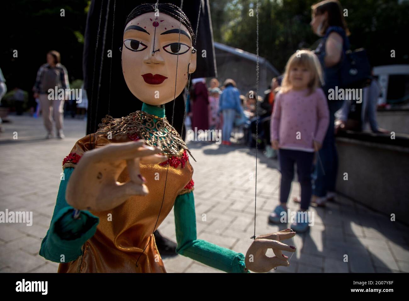 Moscow, Russia. 1st June, 2021 Actors show visitors theatrical puppets ...