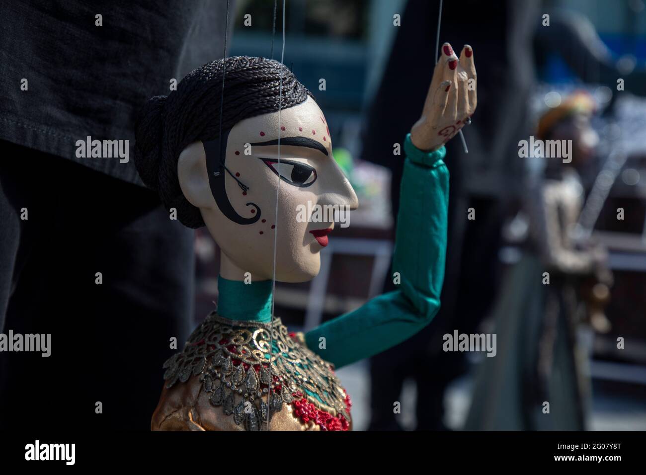 Moscow, Russia. 1st June, 2021 Actors show visitors theatrical puppets ...