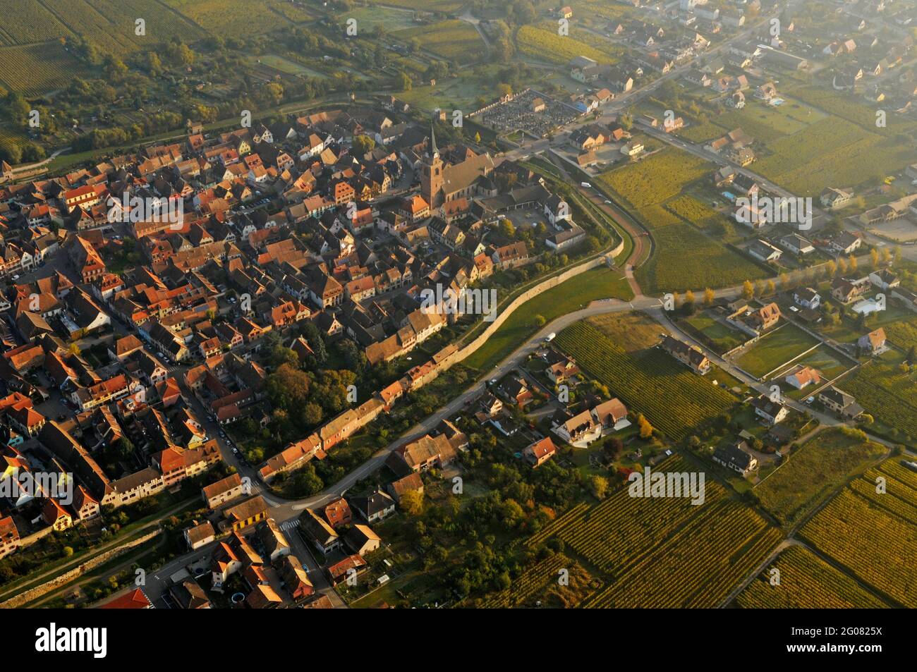 FRANCE, HAUT-RHIN (68), AERIAL VIEW OF THE VILLAGE OF BERGHEIM Stock ...