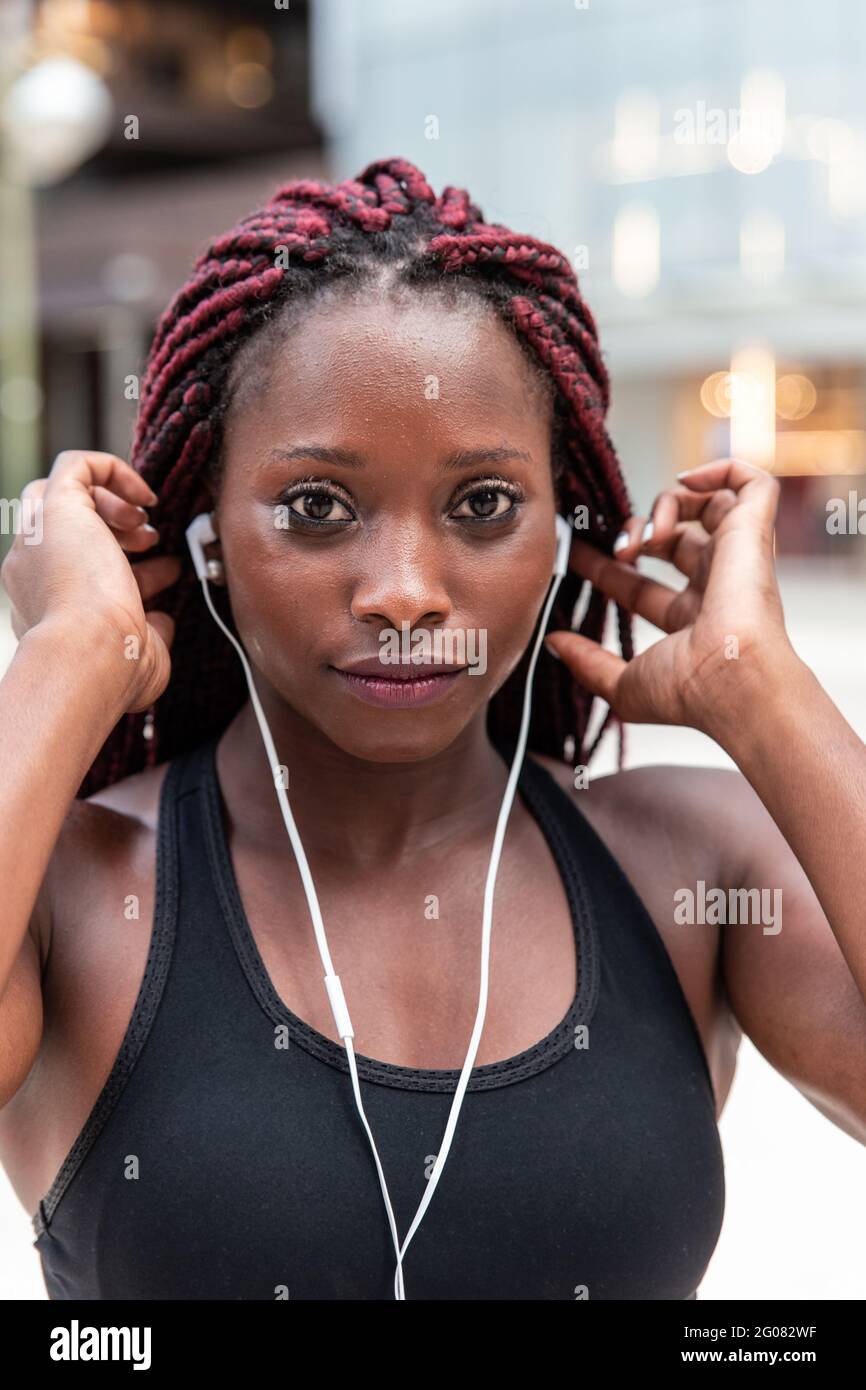 Woman african braids listening hi-res stock photography and images - Alamy