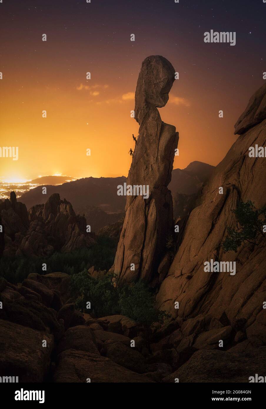 Rock climbers climbing big rocks hi-res stock photography and images ...