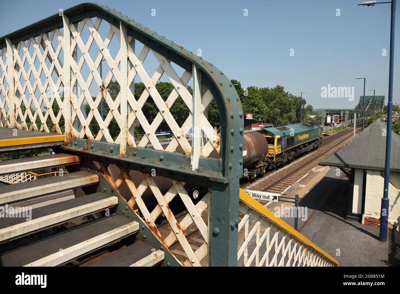 Freightliner Class 66 loco 66555 hauling the 0914 Ipswich to Lindsey ...
