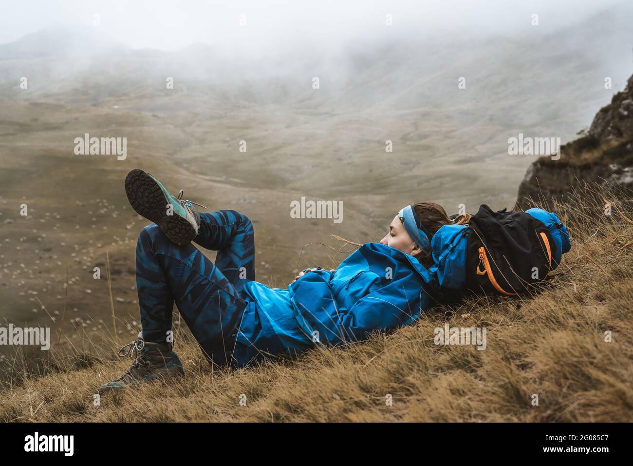 Climber sleeping on side of mountain hi-res stock photography and ...