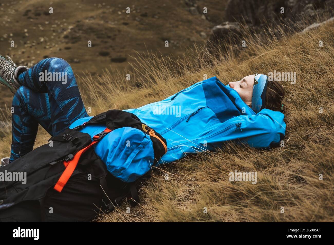 Climber sleeping on side of mountain hi-res stock photography and ...